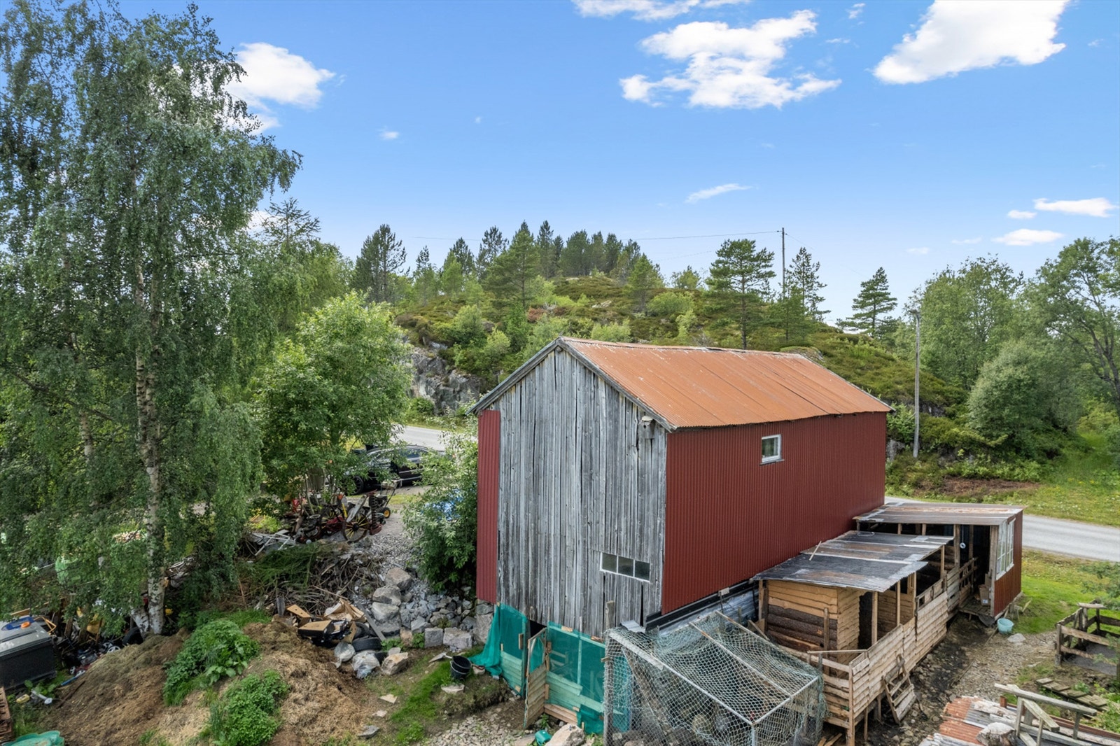 Idyllisk småbruk med 80 mål tomt, driftsbygning, egen privat ...