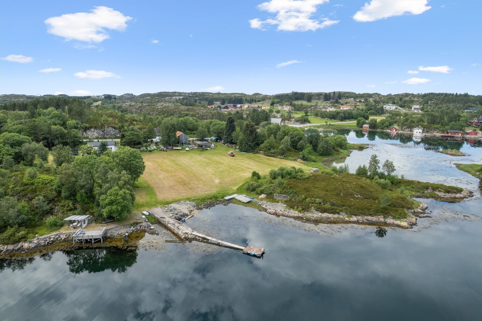Idyllisk småbruk med 80 mål tomt, driftsbygning, egen privat ...