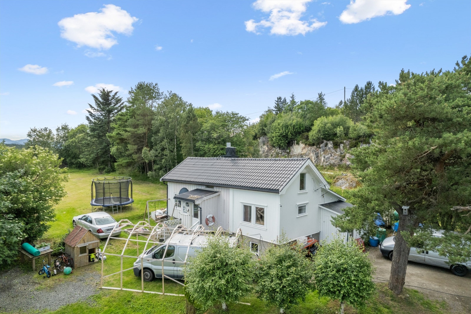 Idyllisk småbruk med 80 mål tomt, driftsbygning, egen privat ...