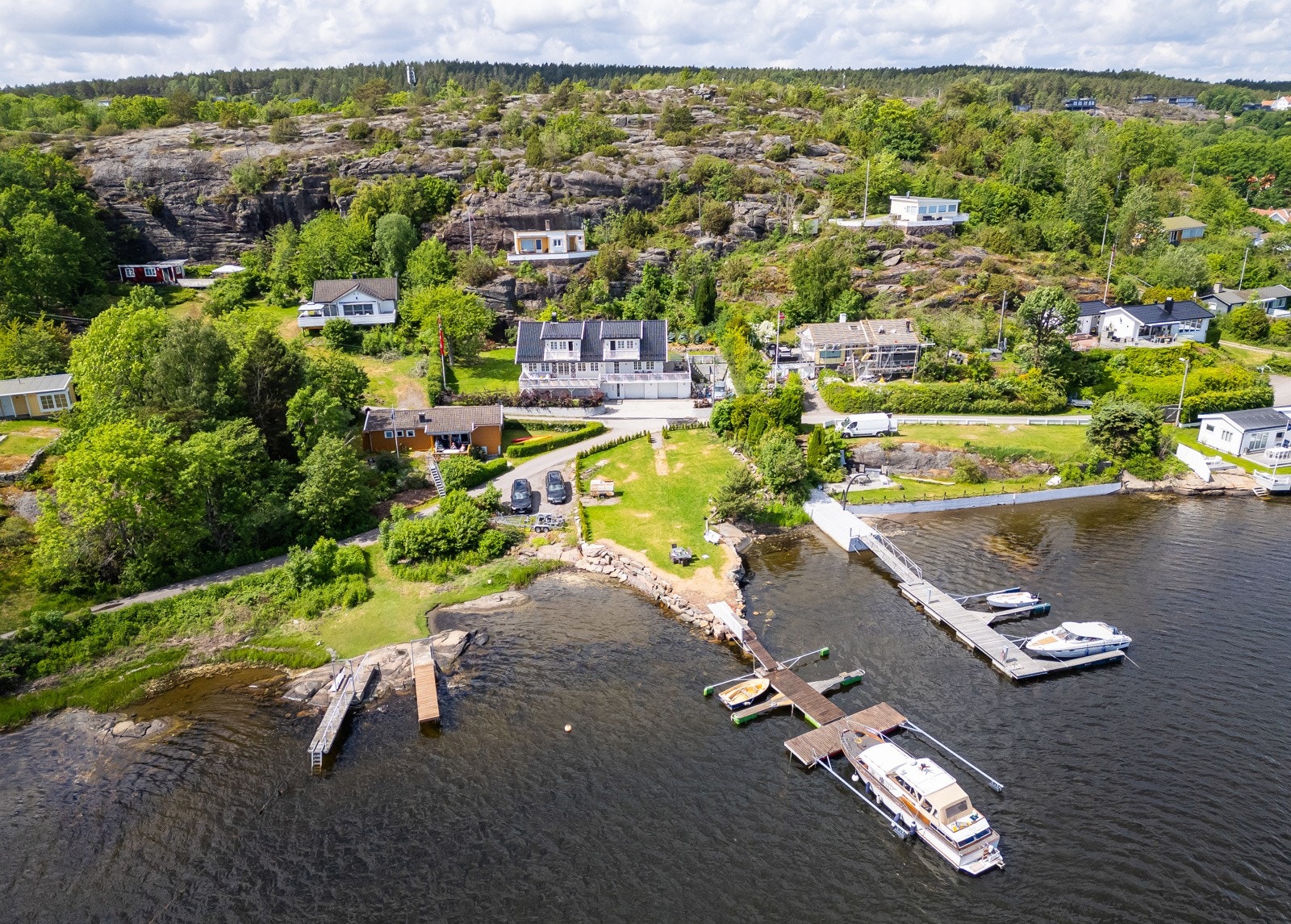 Representativ, renovert & flott eiendom | Strand m/brygge & flere ...