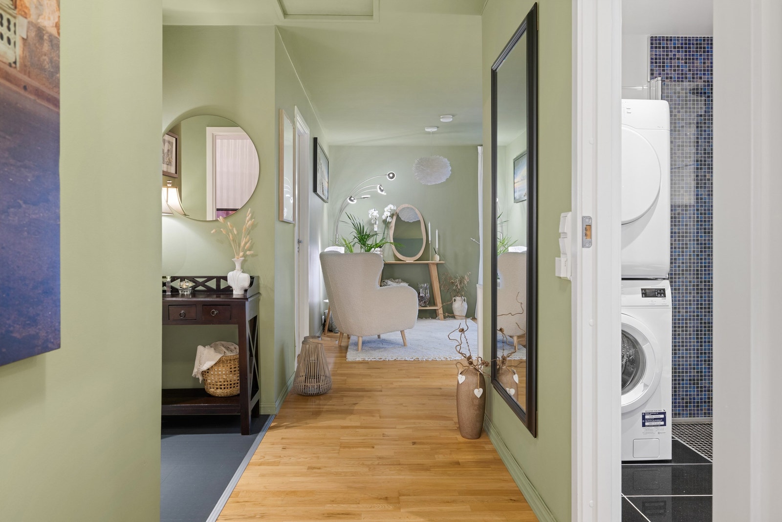 Tiltalende halvpart av tomannsbolig med stor veranda, 3 soverom og ...