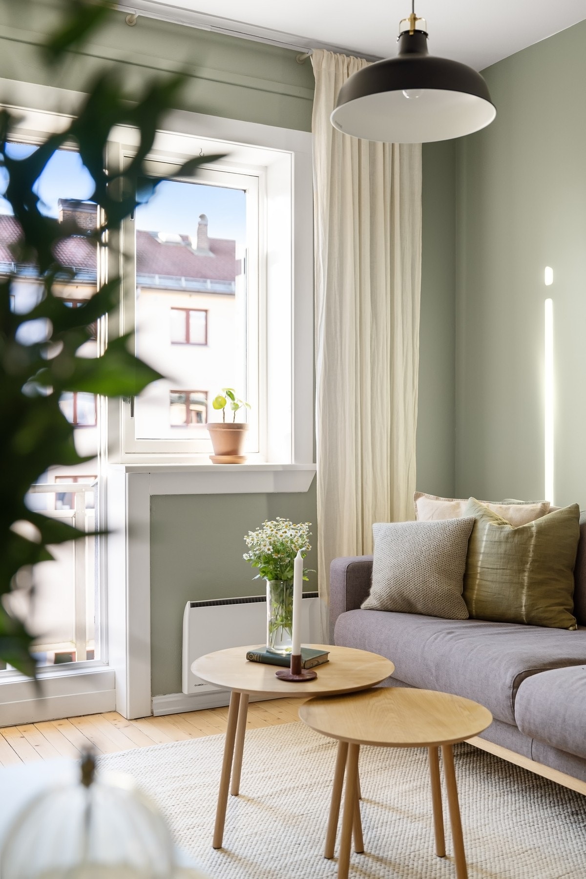 Lys og innbydende 2-roms toppleilighet med b.balkong. Stort kjøkken ...