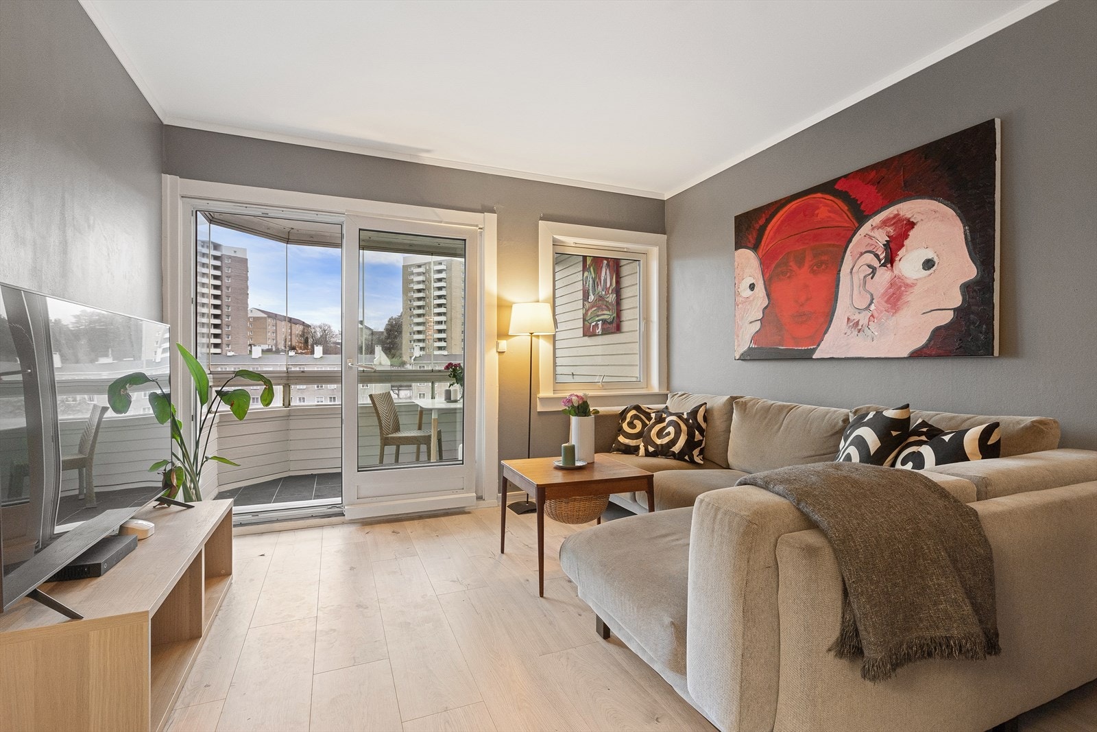 Lys, pen og gjennomgående 3-roms - Sydvestvendt, innglasset balkong ...