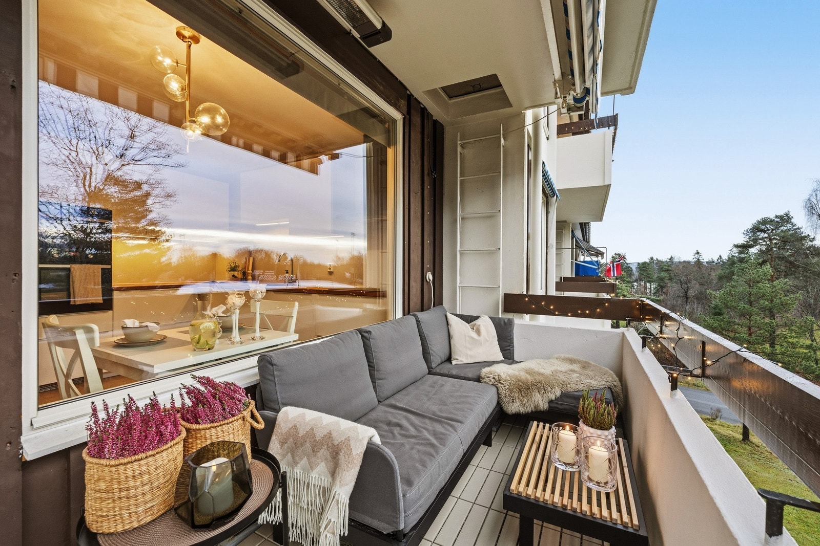 LYS & ATTRAKTIV 3-ROMS BELIGGENDE I GRØNNE OG SJØNÆRE OMGIVELSER ...