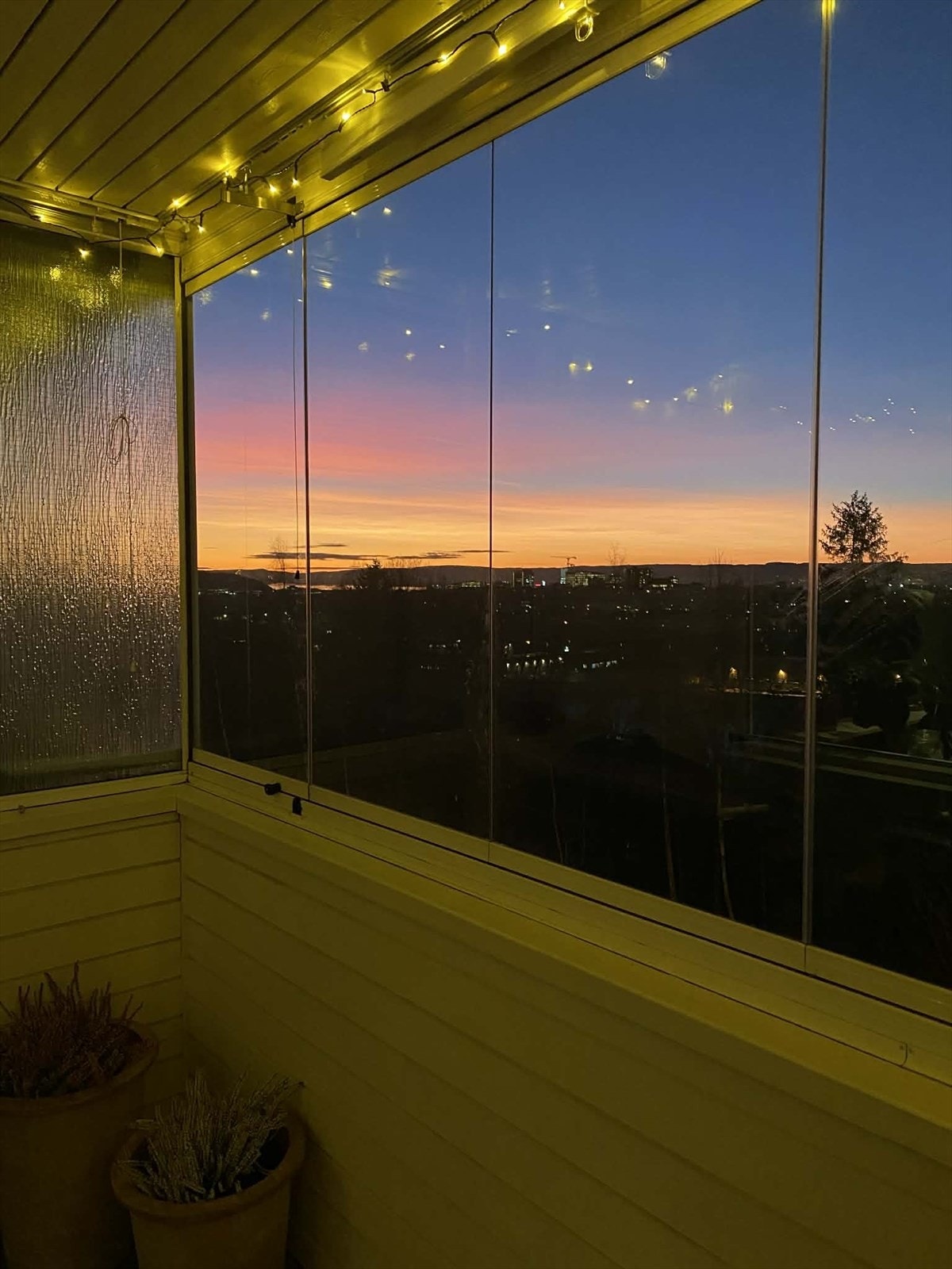 Pen, lys og gjennomgående 3-roms m/solrik innglasset balkong | Nytt bad ...