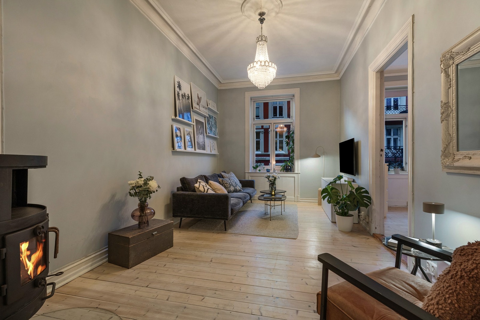 Pen, lys & attraktiv 2-roms med balkong i klassisk gård - Peisovn ...