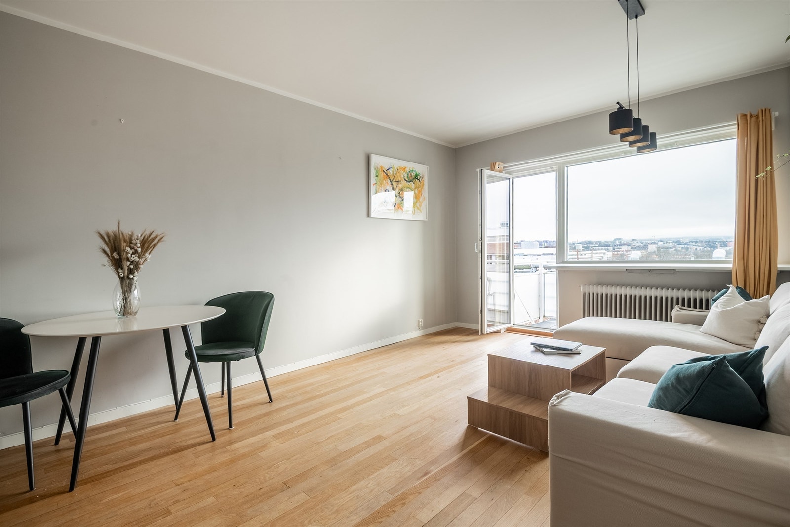 Gjennomgående og lys 3-roms med stor balkong. Attraktiv og idyllisk ...