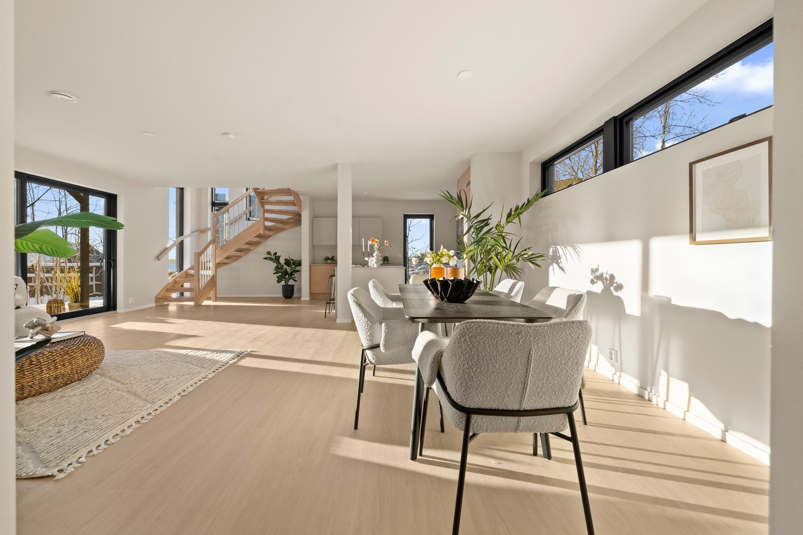 Ny arkitekttegnet bolig m/generøs takhøyde i stue/kjøkken. 3(4)sov, 2stuer & 2 bad. Vannbåren ...