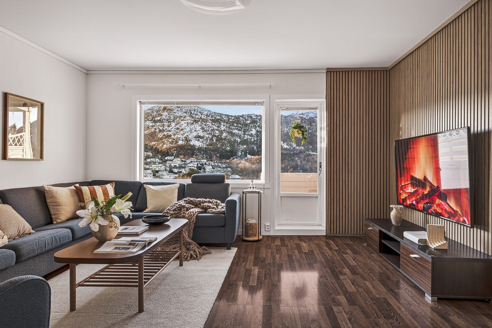 Flott 3-roms selveier med balkong & fri utsikt mot Lyngbøvannet. Flott bad fra 2015, vedovn og ...