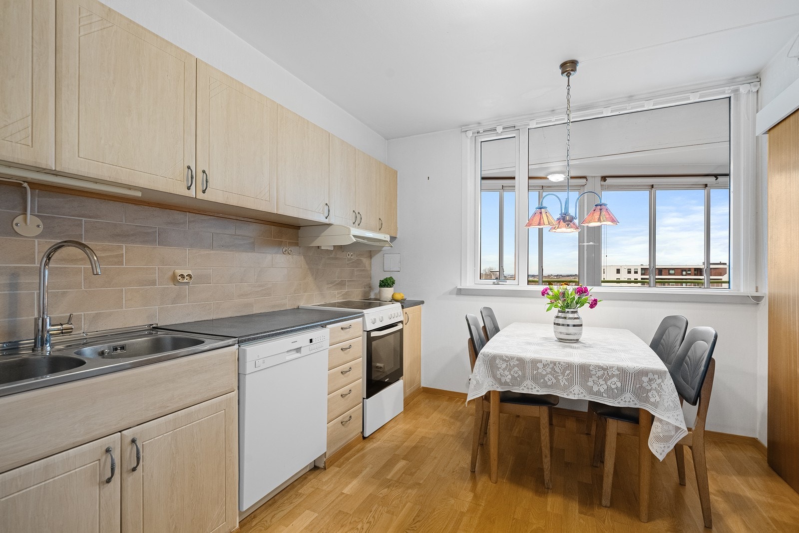 Attraktiv bbl-leilighet med utsikt og gode solforhold - Stor innglasset ...