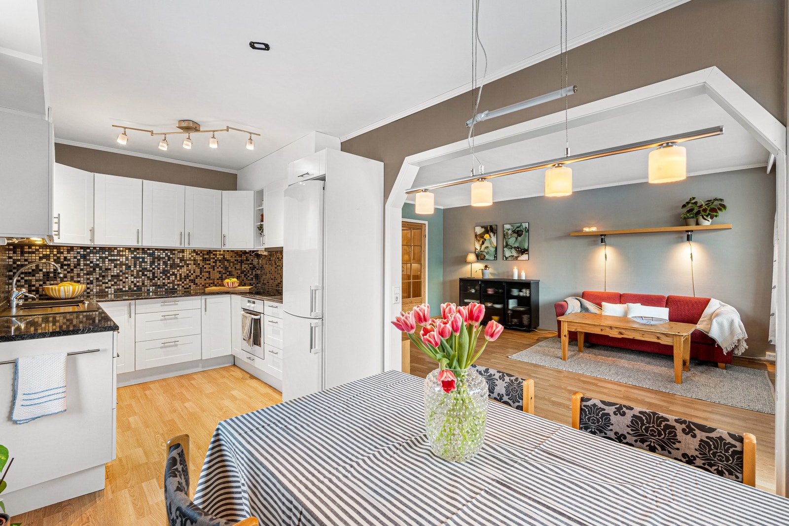 Romslig og attraktiv 3(4)-roms leilighet i 1. etasje. Vestvendt ...