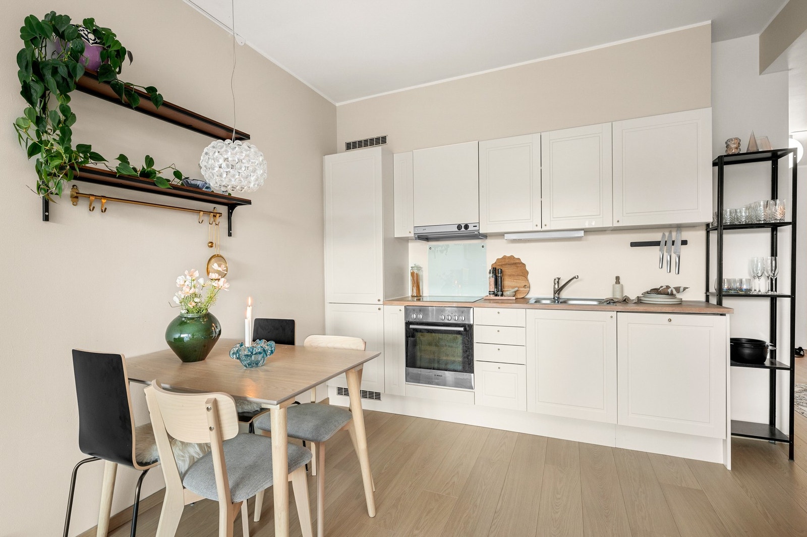 STRØKEN 3-ROMS FRA 2008 MED FJERNVARME OG P-KJELLER. Sørvendt balkong ...