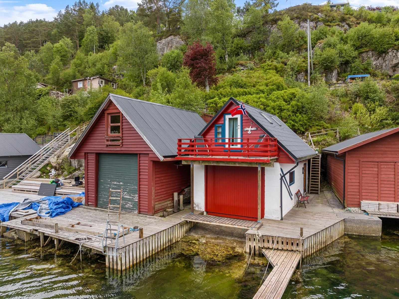 Sjarmerende naust(45kvm) med attraktiv beliggenhet i Fanafjorden. Enkel ...