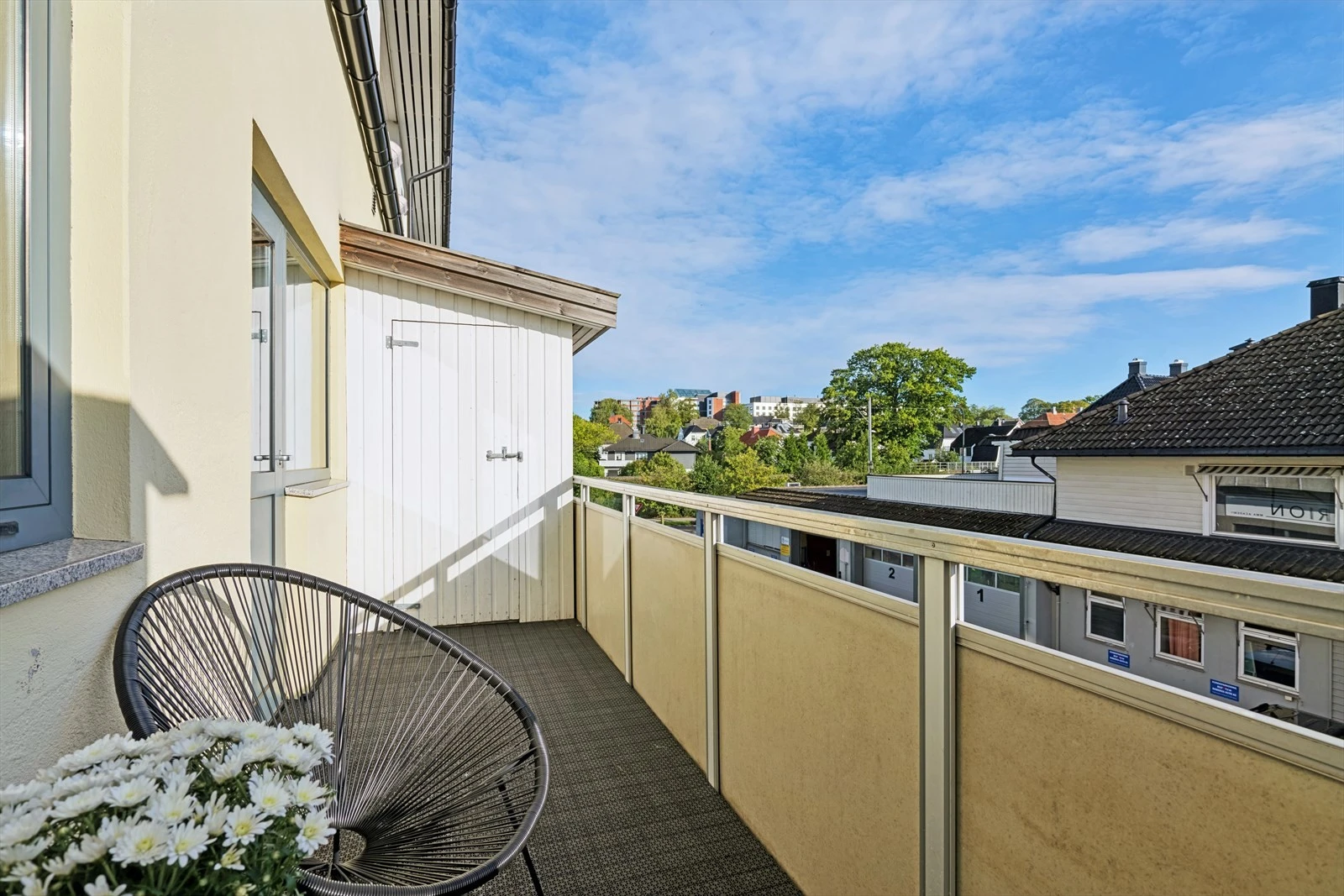 NY PRIS! Tidsriktig og stilren 2-roms leilighet i 2. etasje| Balkong og ...