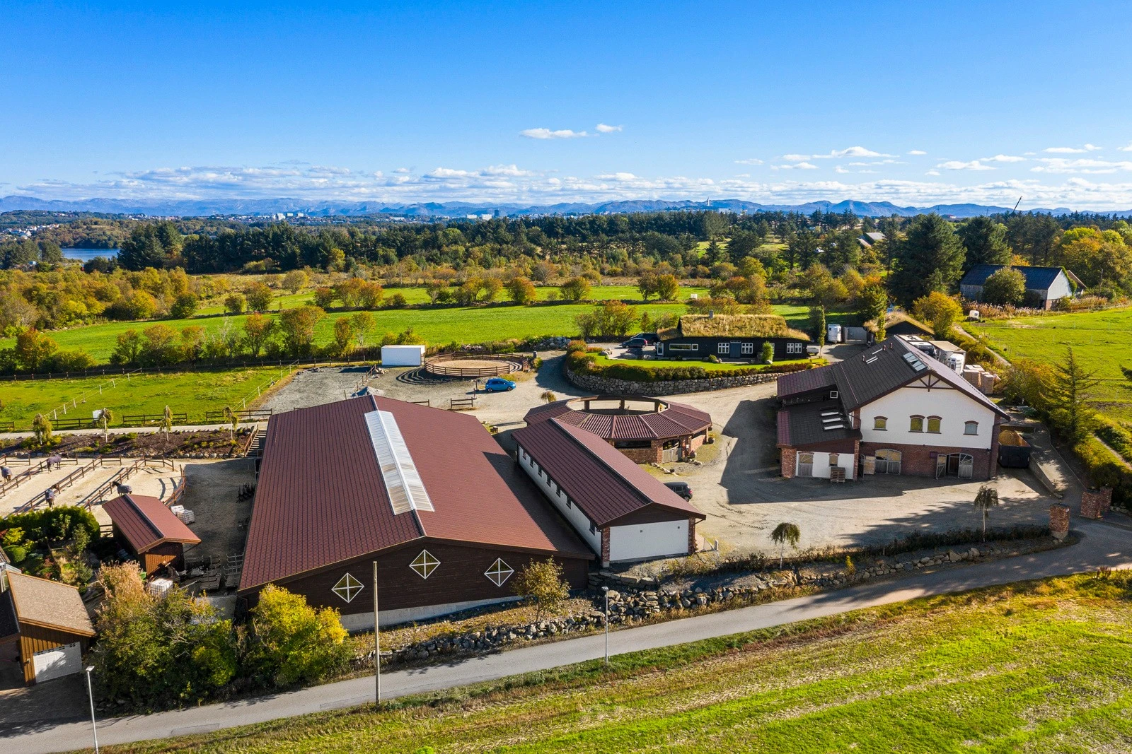 En praktfull eiendom på Hafrsfjord. Enebolig, anneks, staller, ridehall ...
