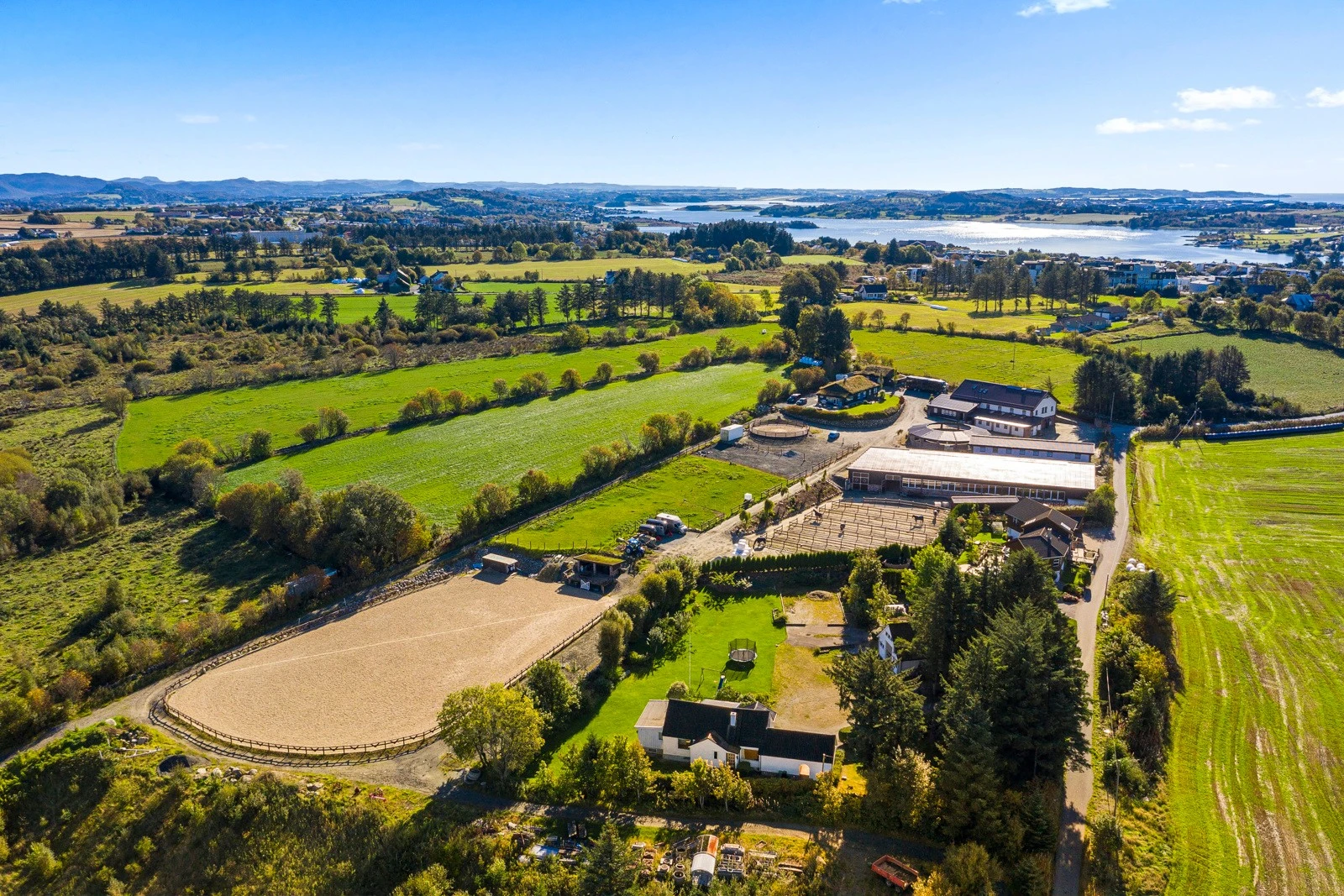 En praktfull eiendom på Hafrsfjord. Enebolig, anneks, staller, ridehall ...