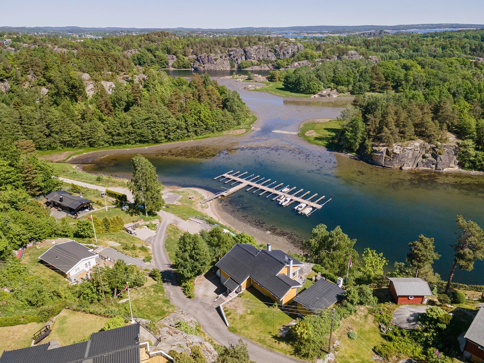 Idyllisk hytte med fjordutsikt og 20m2 anneks | Solrike utplasser | 2 ...