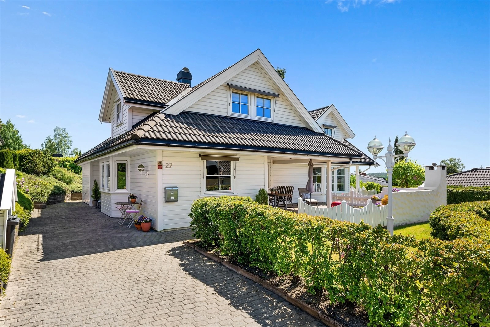 Flott eiendom med representativ bolig, garasje og påkostet hage. Masse sol og fin utsikt ...