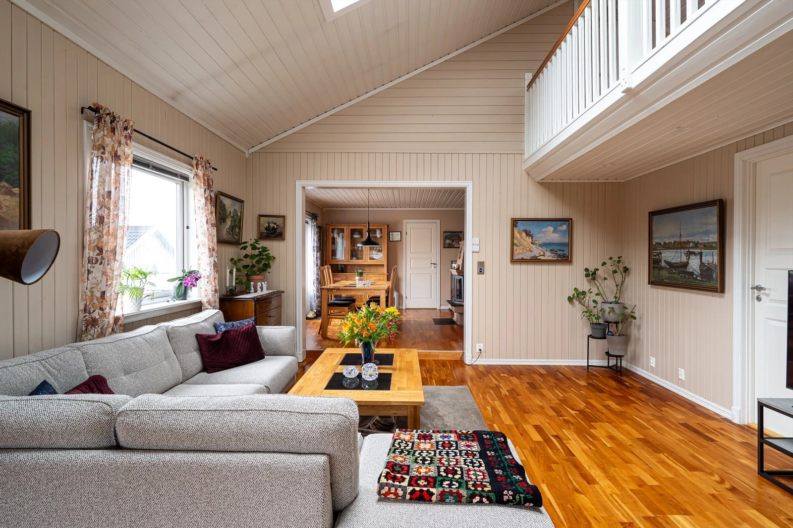 Pen og romslig 4-roms med hems, 2 p-plasser og 2 store balkonger. Peis, god takhøyde og mye ...