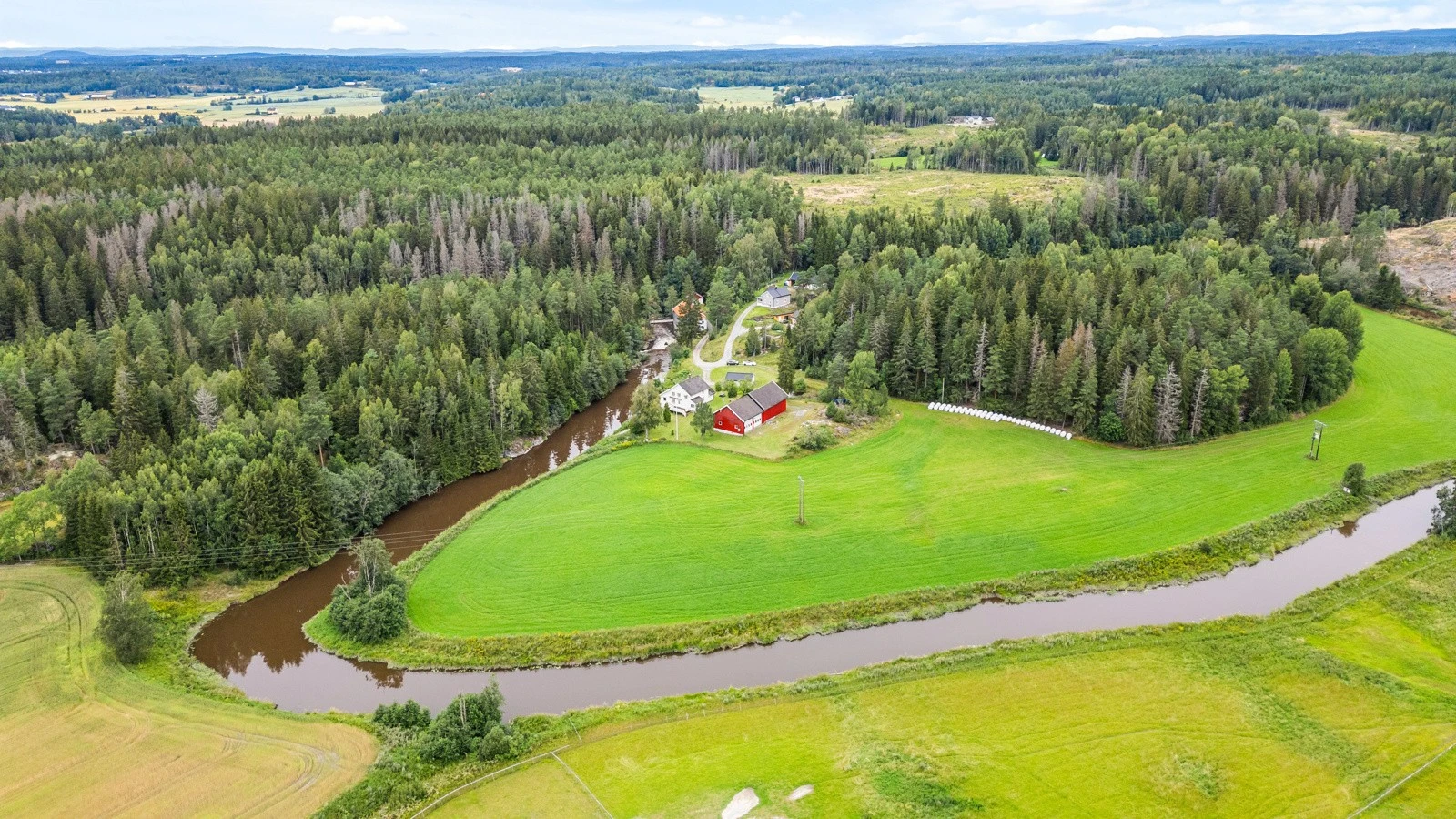 Idyllisk beliggende, stort gårdstun. Per d.d. inntekt på kr 25 000 ...