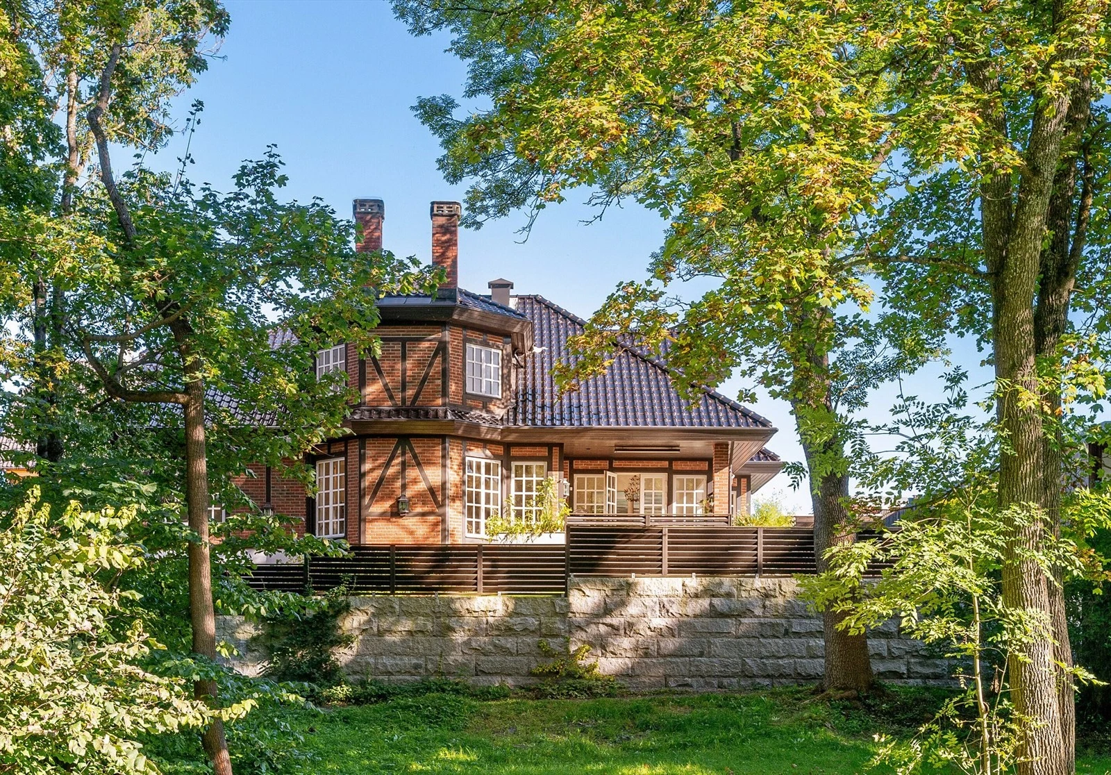 Park, strender og Kongeskogen. Stor, lun villa med sjelden beliggenhet ...