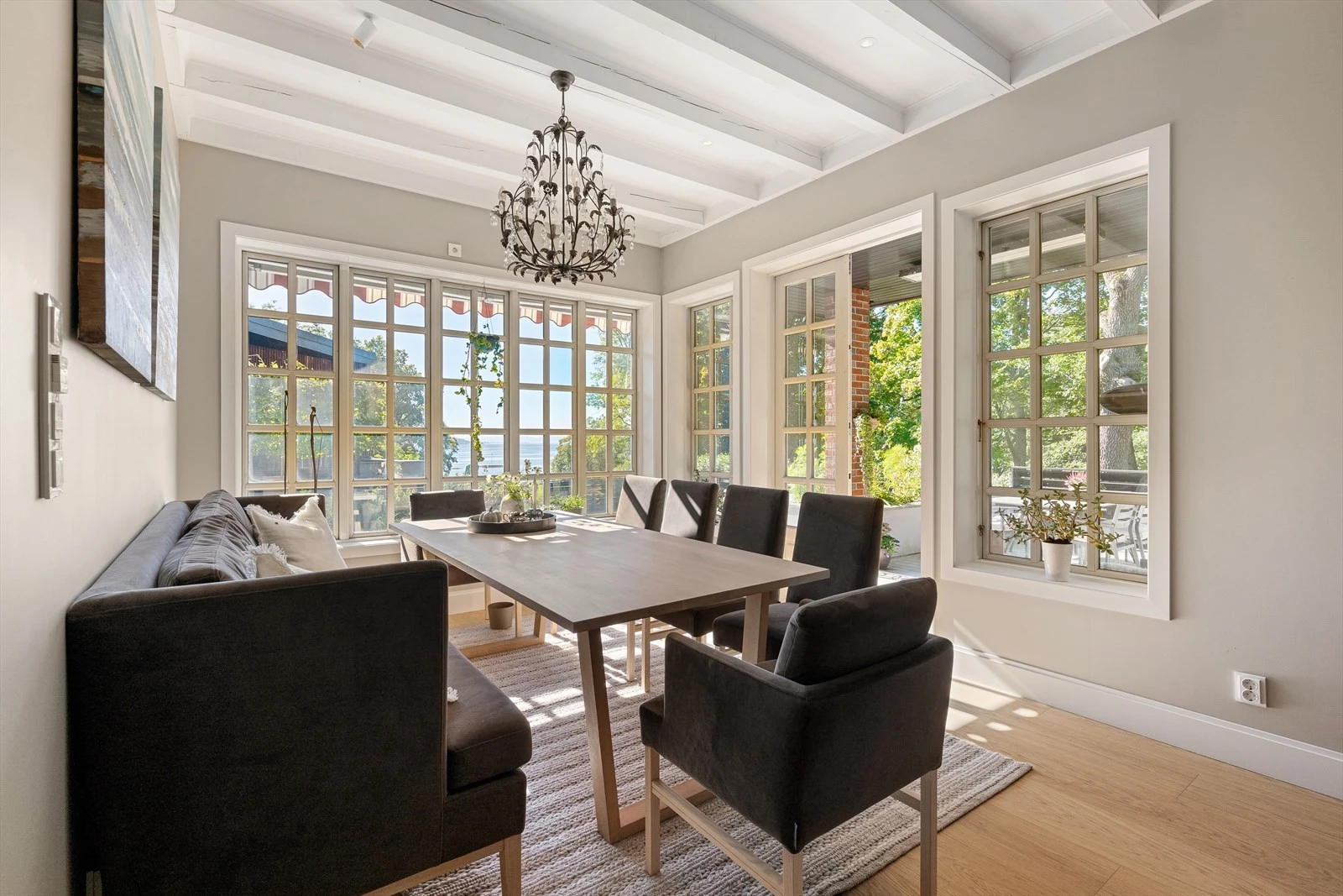 Park, strender og Kongeskogen. Stor, lun villa med sjelden beliggenhet ...