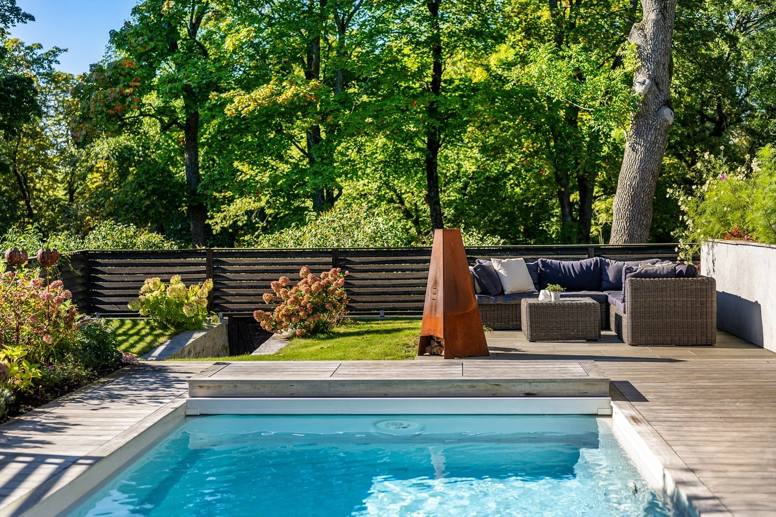 Park, strender og Kongeskogen. Stor, lun villa med sjelden beliggenhet ...