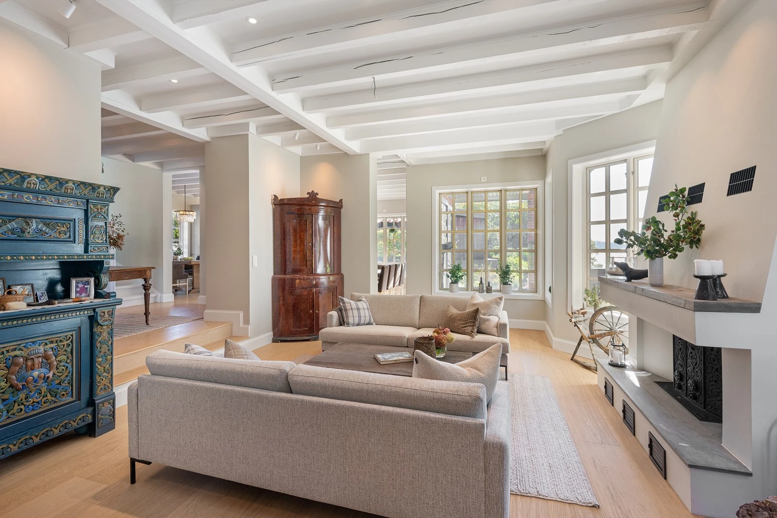 Park, strender og Kongeskogen. Stor, lun villa med sjelden beliggenhet ...