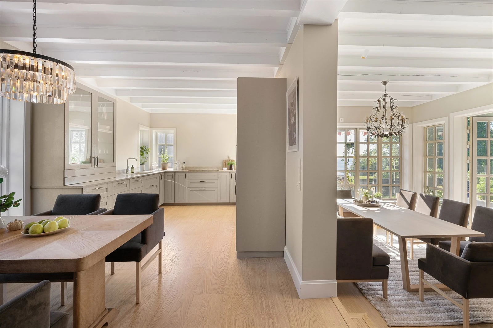 Park, strender og Kongeskogen. Stor, lun villa med sjelden beliggenhet ...