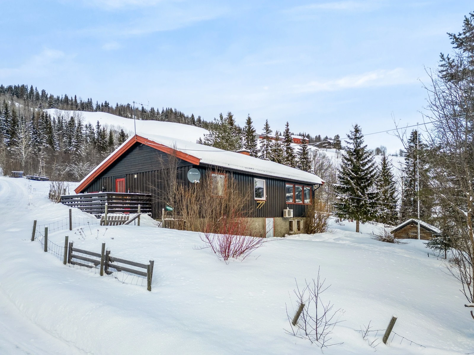 Landbrukseiendom med flere bygninger og seter. Jord, skog og ...