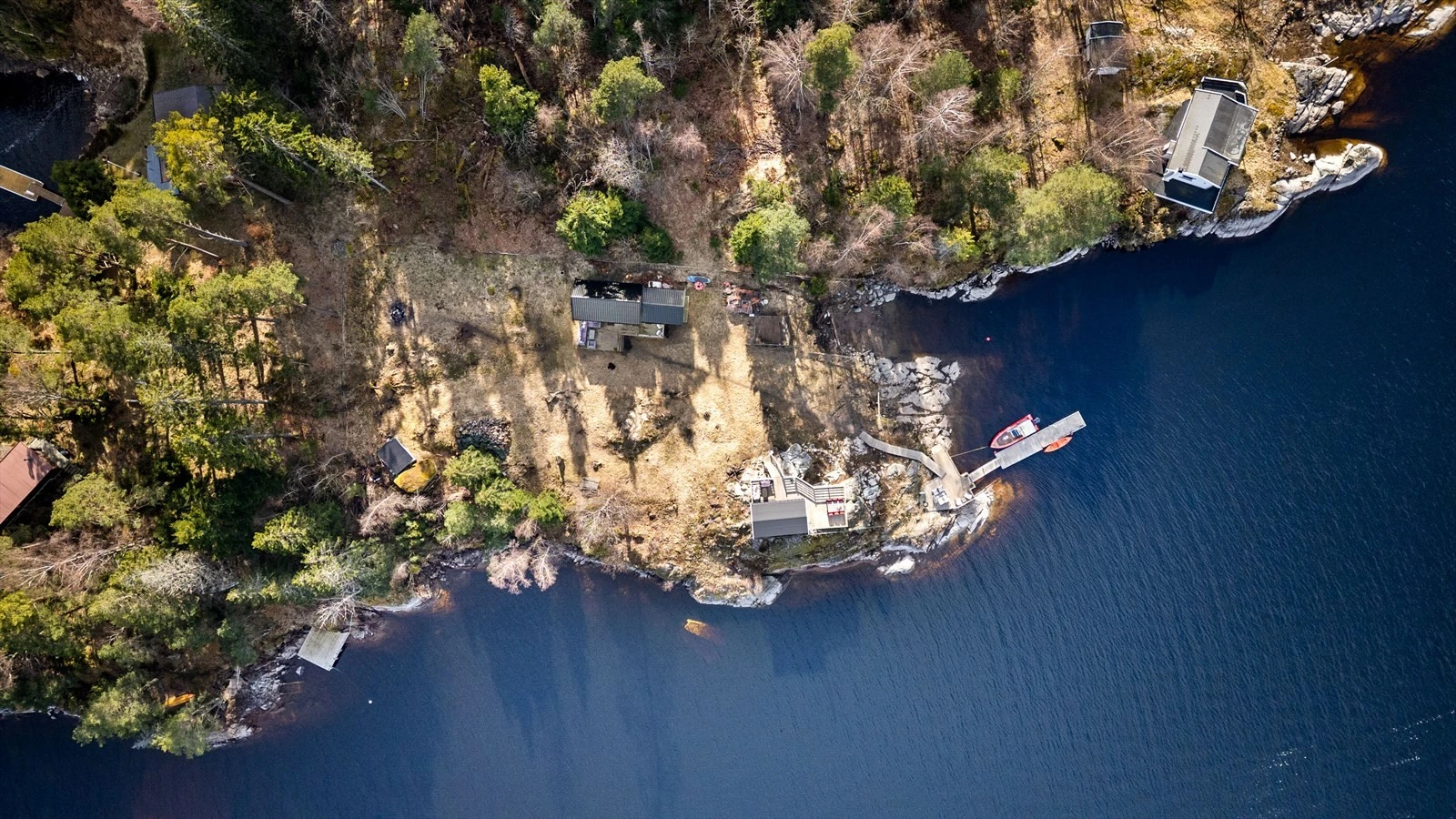 Sjelden mulighet! Hytte med selveiertomt på øy - brygge, uteplass og ...