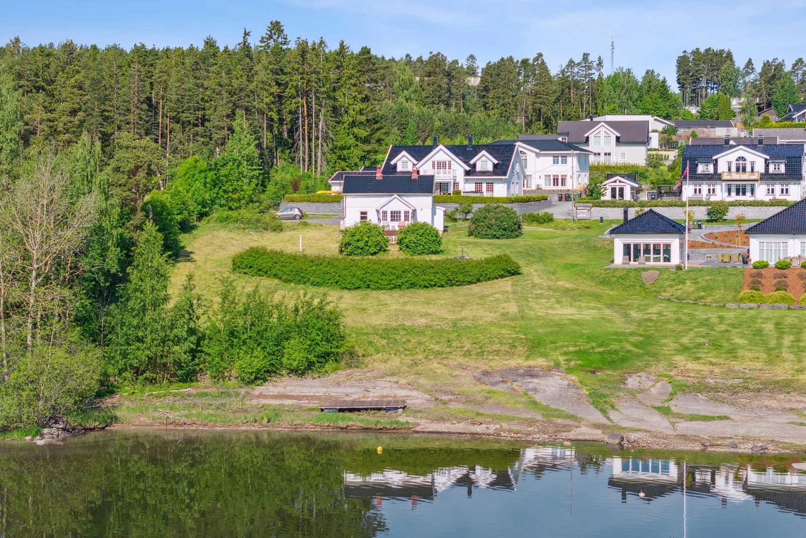 Noen ganger dukker det helt unike opp! Solrik eiendom m/ tomt på hele ...