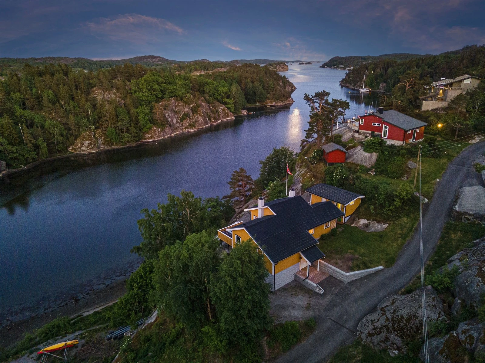 Idyllisk hytte med fjordutsikt og 20m2 anneks | Solrike utplasser | 2 ...