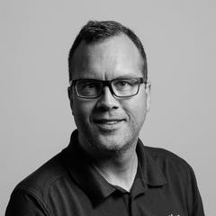 Praktisk og moderne kompaktbolig med åpen himling og vinduer som gir en ...