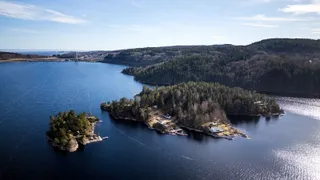 Sjelden mulighet! Hytte med selveiertomt på øy - brygge, uteplass og ...