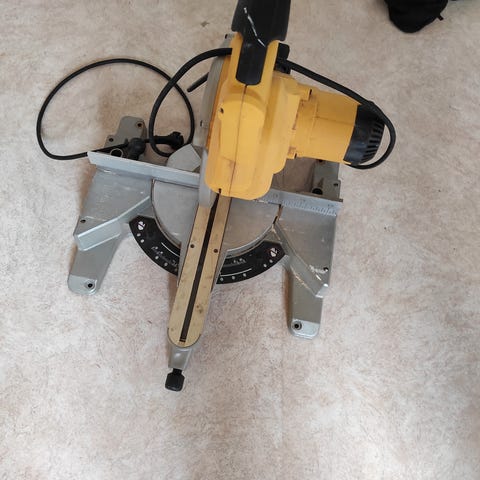 Dewalt D277 kappsag med sagbord | FINN-torget