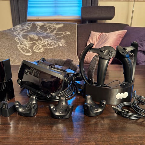 HTC VIVE PRO 2 Full VR Kit + 3x Trackere FBT + Straps | FINN-torget