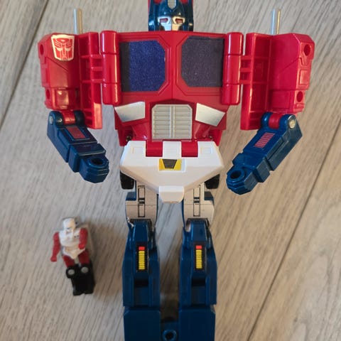 På jakt etter en Transformers Classics Optimus Prime | FINN-torget
