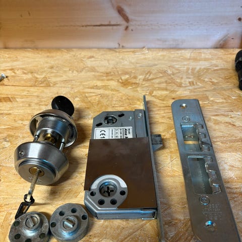 Ny komplett Assa Abloy 2500 låskassett inkl sluttstykke og sylinder ...