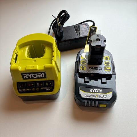 UBRUKT Ryobi 2,5 Ah batteri + lader | FINN-torget