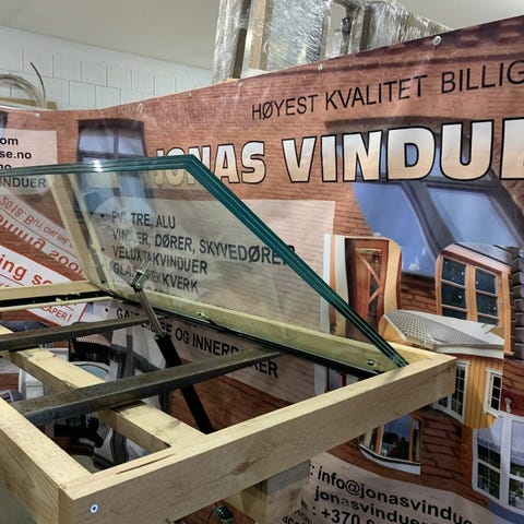 Metall gjerde med franske liljer | FINN-torget