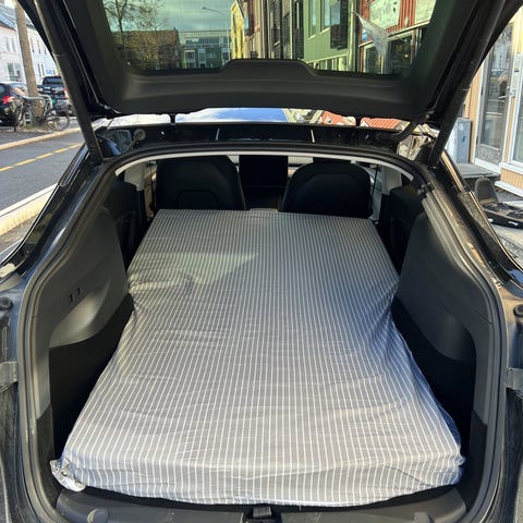 Helt ny og ubrukt/uåpnet luftmadrass til Tesla model Y selges | FINN-torget