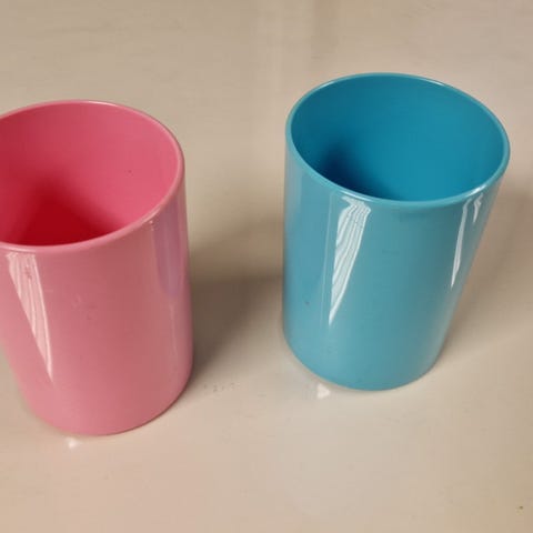 Plast og pappkopper med lokk i forskjellige størrelser. | FINN-torget