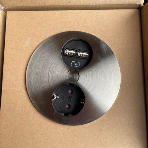 BACHMANN dobbel nedfellbar stikkontakt til benkplate | FINN-torget