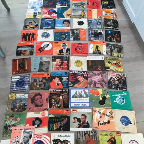 Selger en liten samling med singler 44stk | FINN-torget