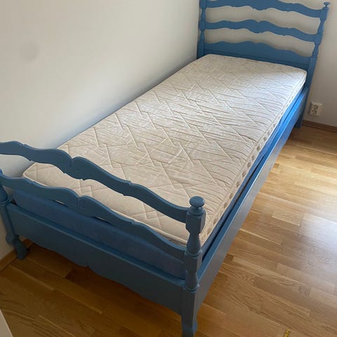 Hytte seng og natt bord | FINN-torget