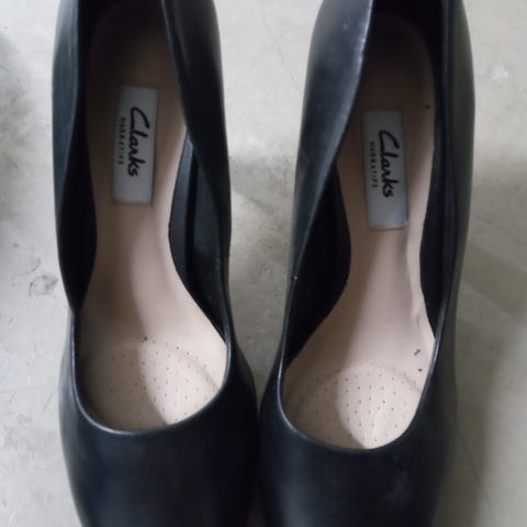 Fine sorte skinnsko med pynt fremme selges | FINN-torget