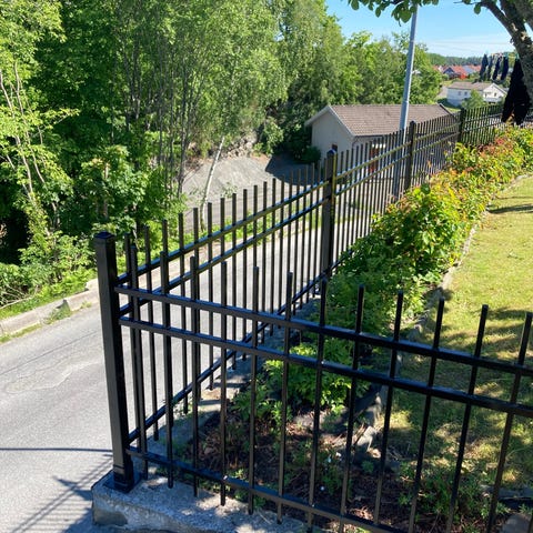 Metall gjerde med franske liljer | FINN-torget