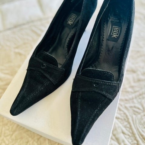 Svarte klassiske pumps – perfekte fest sko med lav hæl (str. 37) | FINN ...