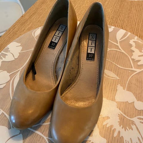 Svarte klassiske pumps – perfekte fest sko med lav hæl (str. 37) | FINN ...